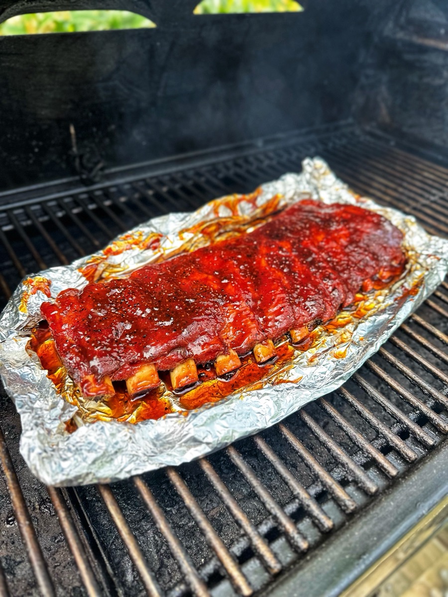 Zo maak je ribben op de pellet smoker - Braai BBQ
